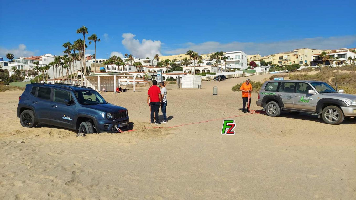 Schon wieder ein Auto am Strand auf Fuerteventura: Mietwagen steckt in ...