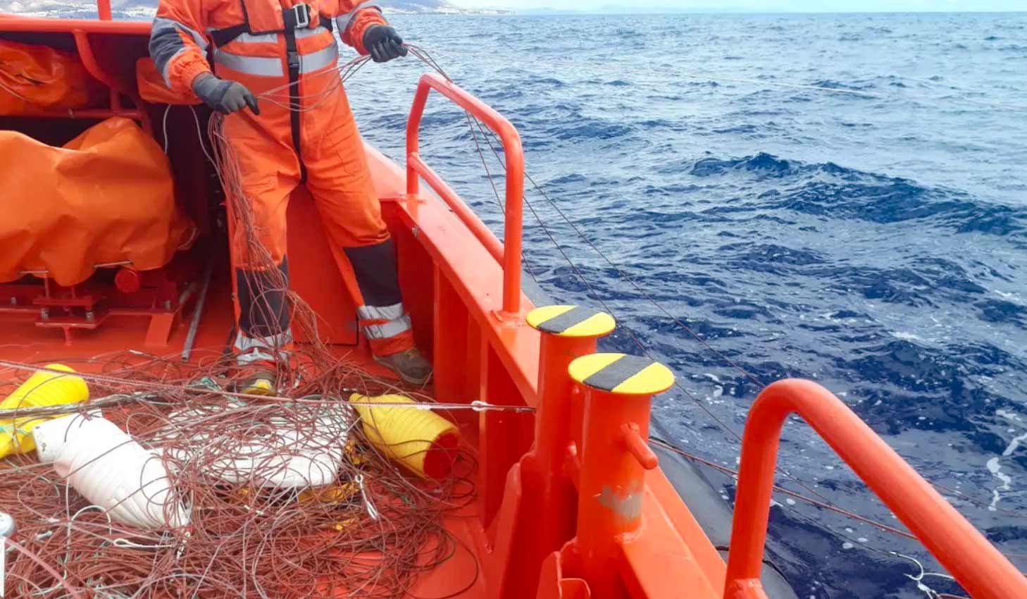 Seerettungsboot sammelt 4 Kilometer lange Angelleine vor Morro Jable im ...